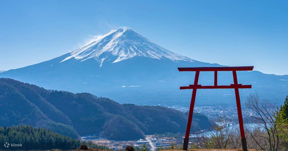 [13-person group to visit the popular Mt. Fuji attractions] Sky Torii ...
